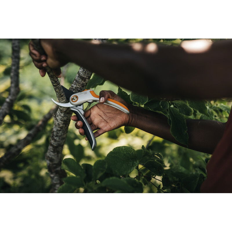 Sekatorius FISKARS Plus P531, kirpimo skersmuo iki 24 mm, prasilenkiančiais ašmenimis - ermitazas.lt